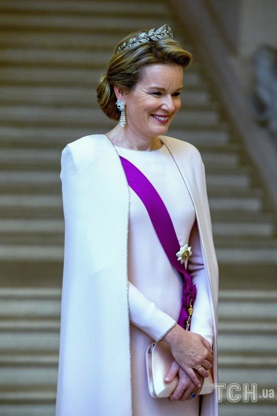 В платье с кейпом и в тиаре: королева Матильда на торжественном банкете ...