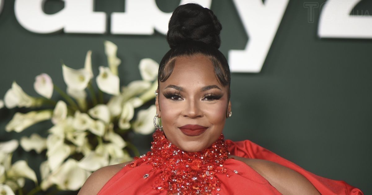 Співачка Ashanti у червоній сукні похизувалася пишним бюстом — Шоу-бізнес