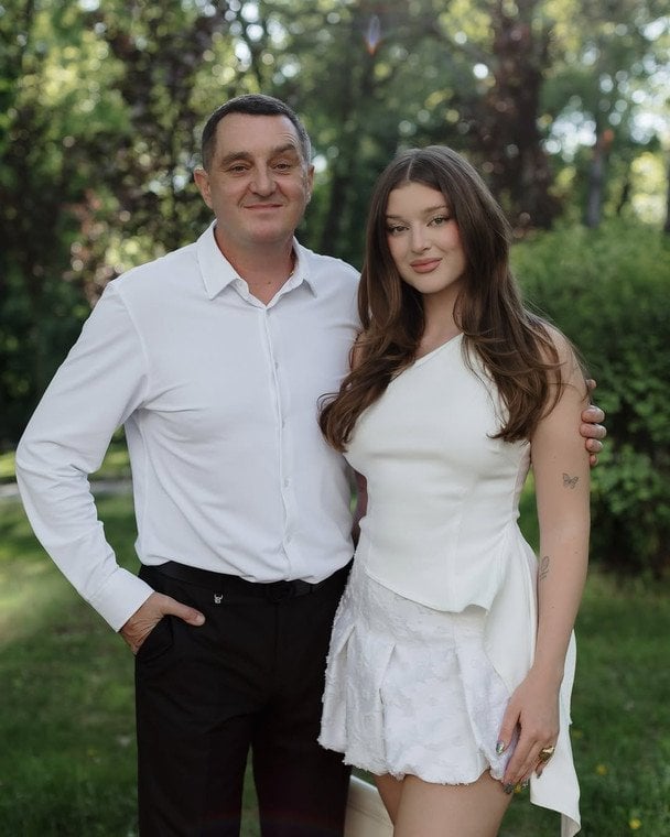 Дядя Жора показал, как выглядят его три дочери и жена: фото — Гламур