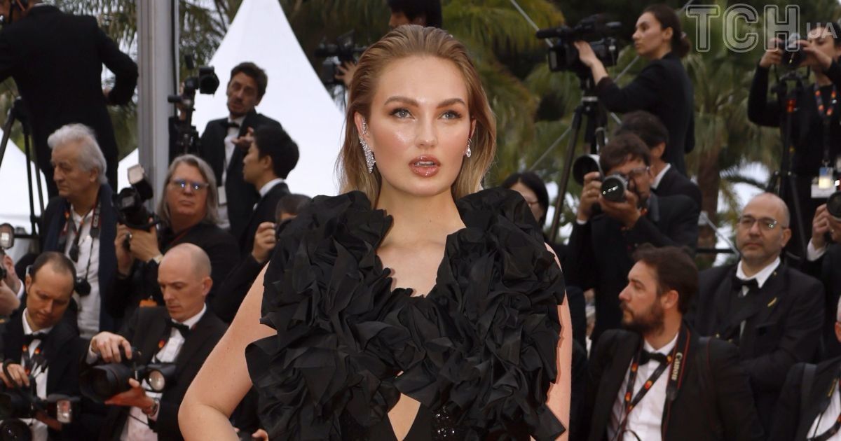 Экс-"ангел" Victoria's Secret Роми Стридж в вечернем платье с разрезами ...