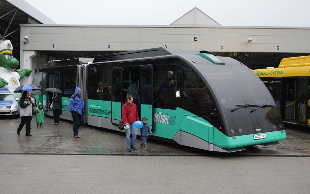 Німці схрестили автобус з трамваєм і електромобілем (фото, відео ...